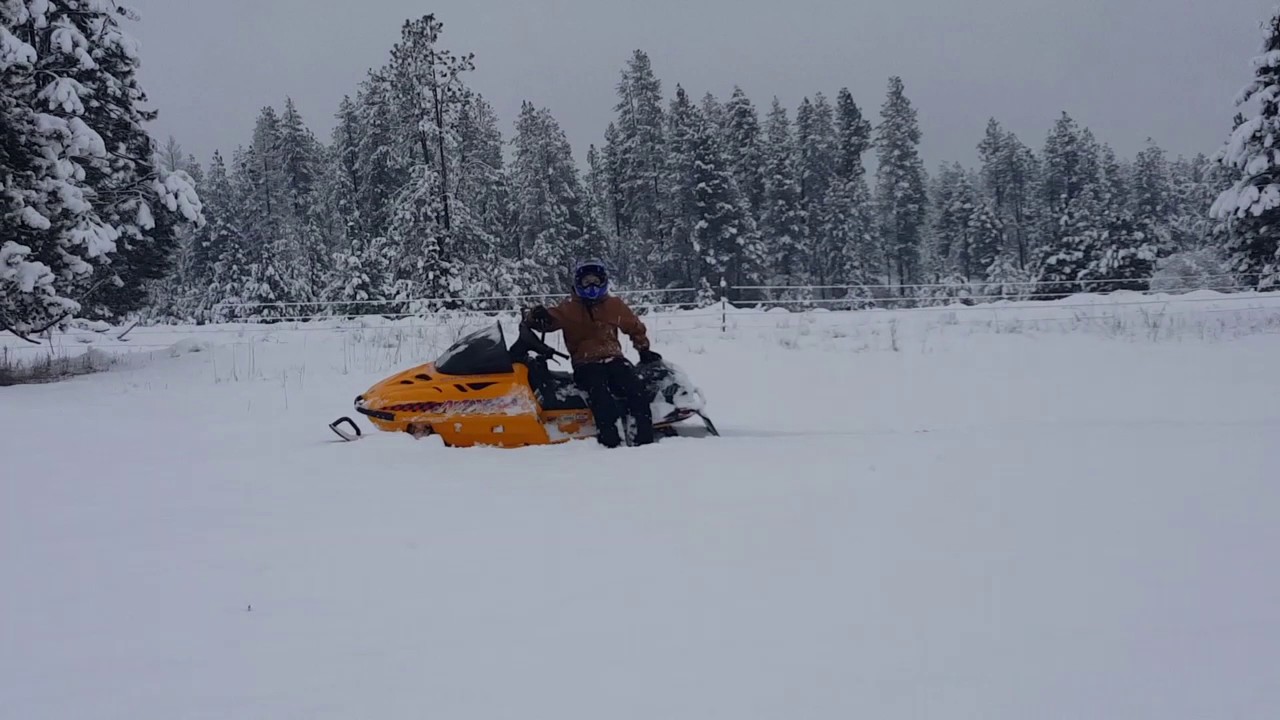 Huge snowmobile jumps! - YouTube