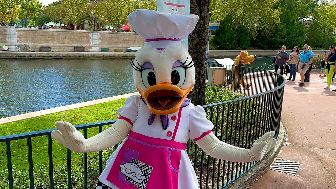 Chef Daisy Duck Meet and Greet at Epcot - YouTube
