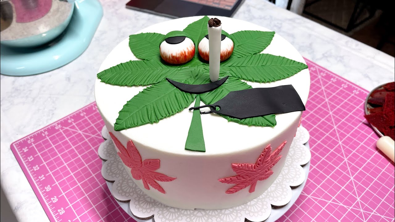 DECORANDO PASTEL DE LA HOJA FELIZ 🙃 (envivo)🔴 - YouTube