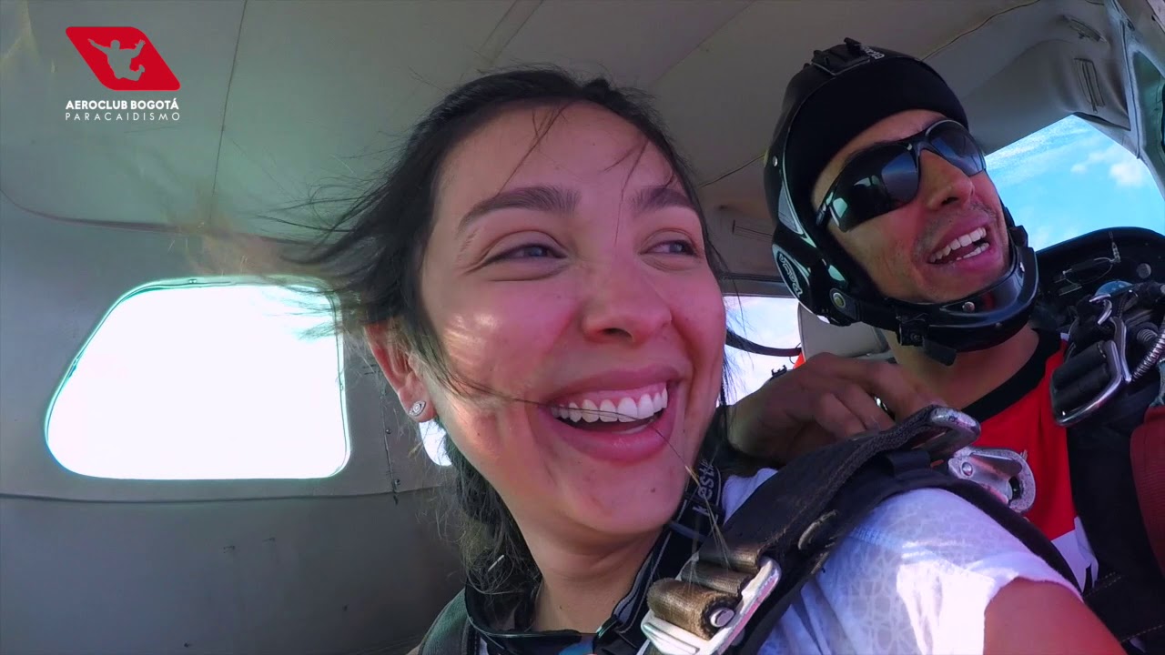 Alejandra Bernal disfrutando del paracaidismo con Aeroclub Bogotá - YouTube
