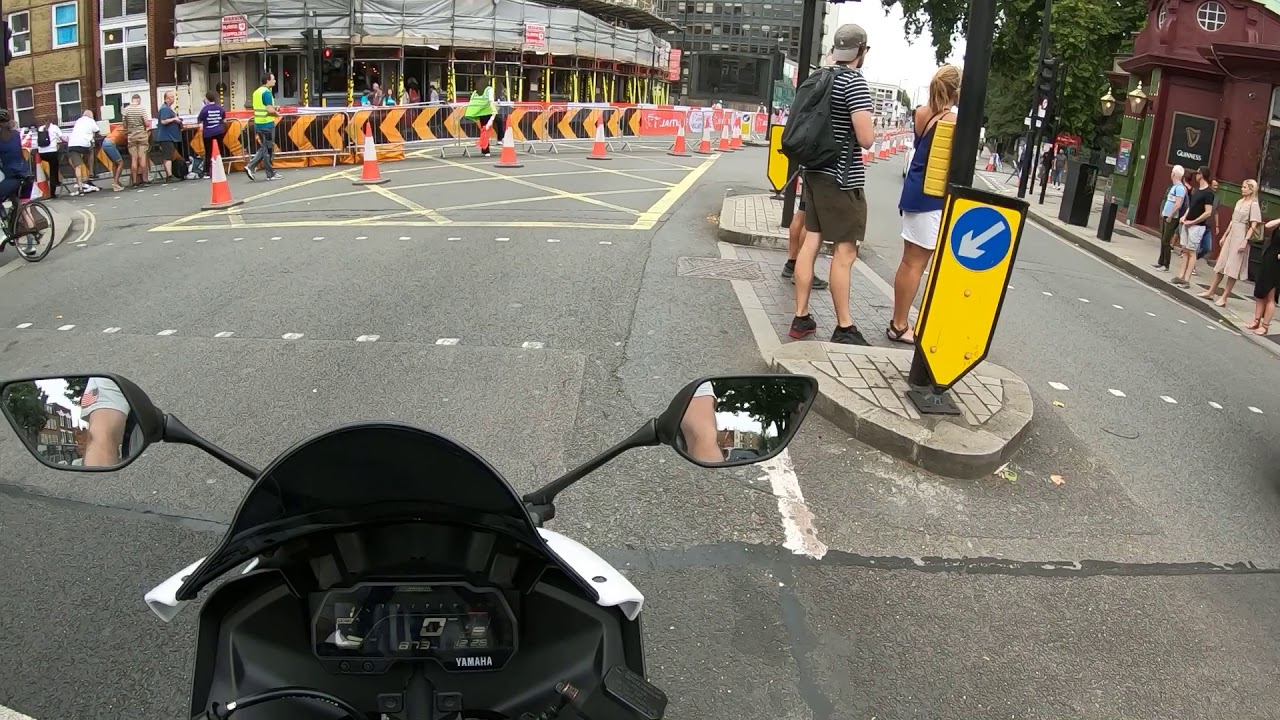 Traffic jams created by cyclists race in London - YouTube