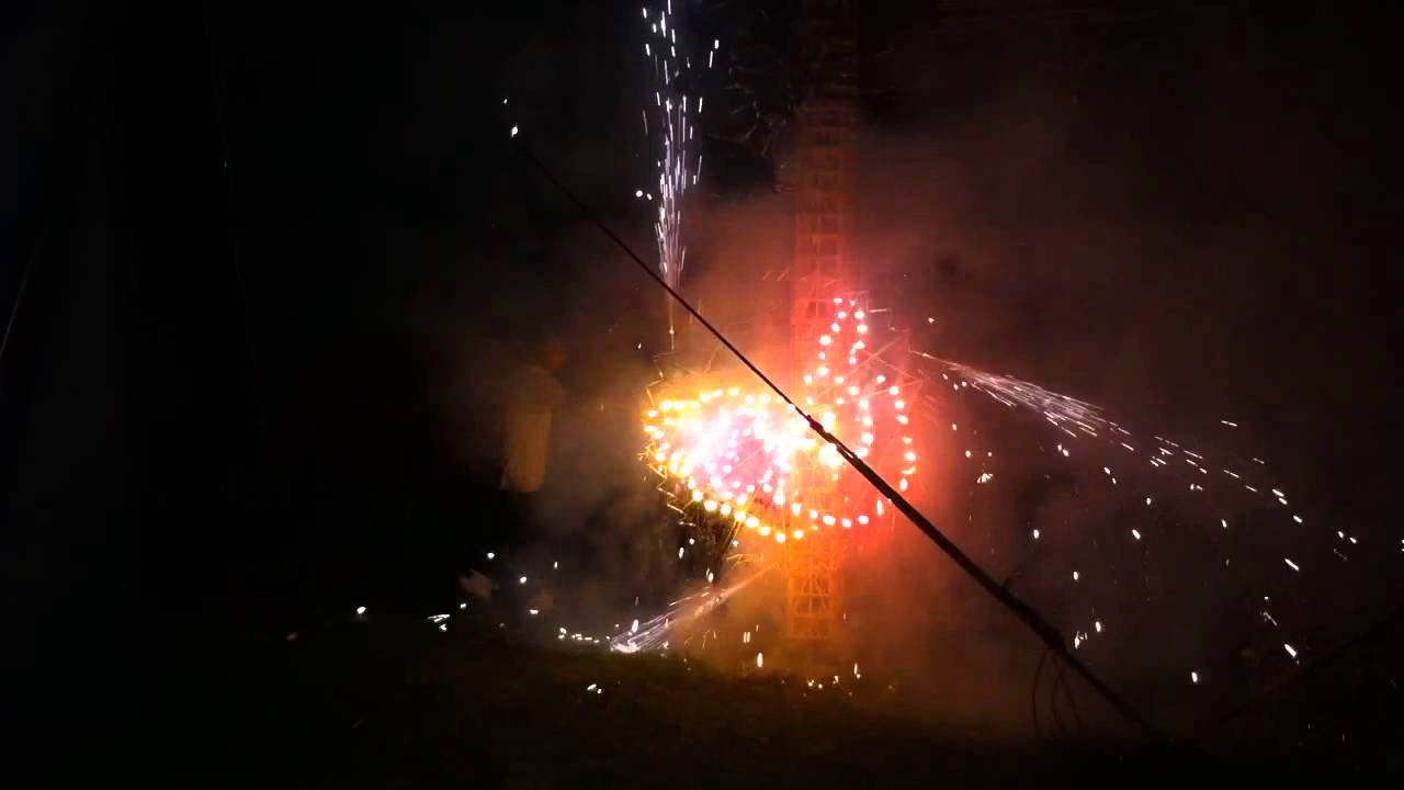 Castillo pirotécnico mini parte 1 - YouTube