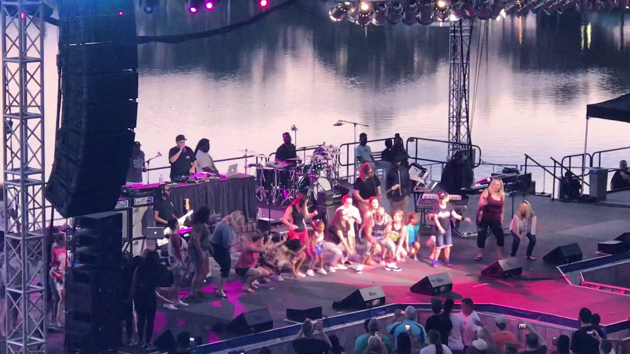 Flo Rida- Low. Live at Seaworld Orlando 2019 - YouTube