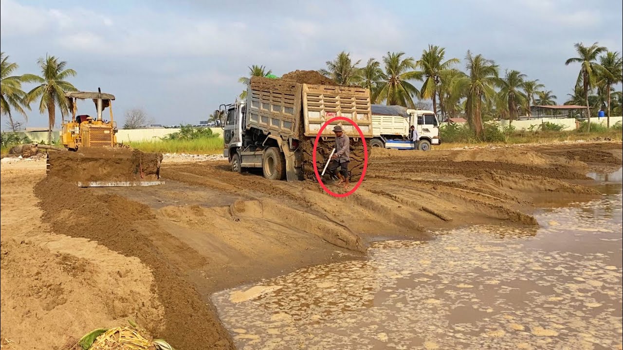 Be Careful Operator Skills 5Ton Dump Truck Unloading Sand With Komatsu ...