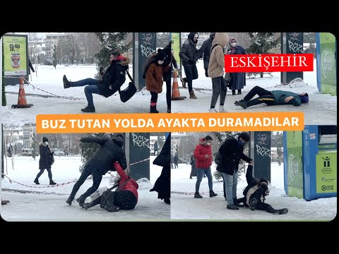 BUZ TUTAN YOLDA VATANDAŞIN ZOR ANLARI... İNSANLAR AYAKTA DURMAKTA ZORLANDI. BUZLU YOL KAZALARI..