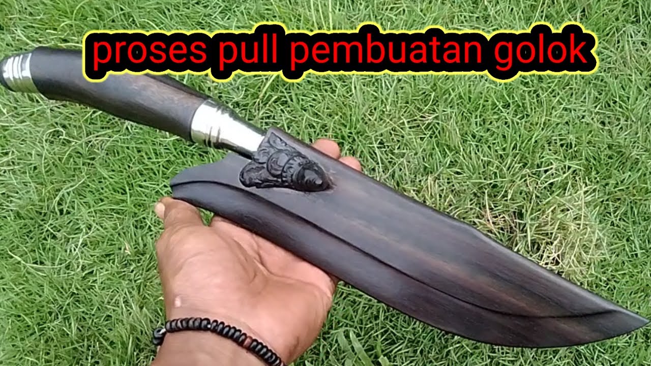 proses pembuatan golok tradisional Bali dari bahan baja per daun mobil ...