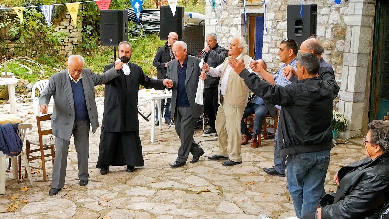96 ΧΡΟΝΩΝ και ΣΗΚΩΘΗΚΕ να ΧΟΡΕΨΕΙ στο Πανηγύρι του Χωριού του - YouTube