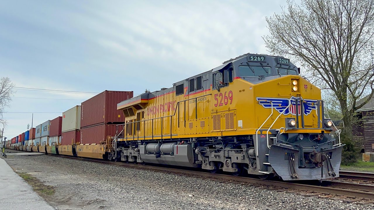Rare! UP 5269 leads NS 26N through Chesterton! (Flag less Gevo!) 5/8/22 ...