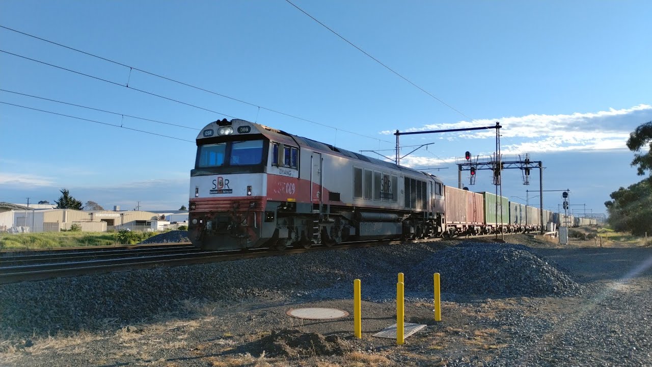 CSR009 container train at Maddox Road - YouTube