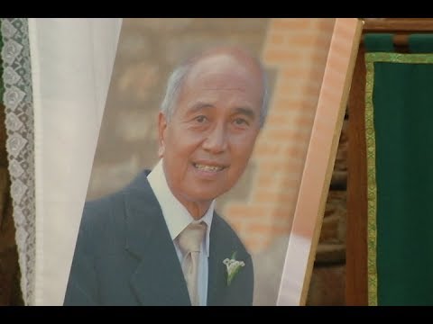 Hundreds Bid Farewell To Cultural Icon and Hotelier Fred Chin Lee - YouTube
