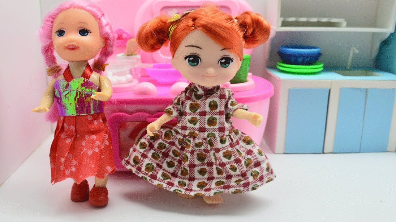 Baby Doll And Friend - Baby Doll Watching TV and Having Dinner With ...