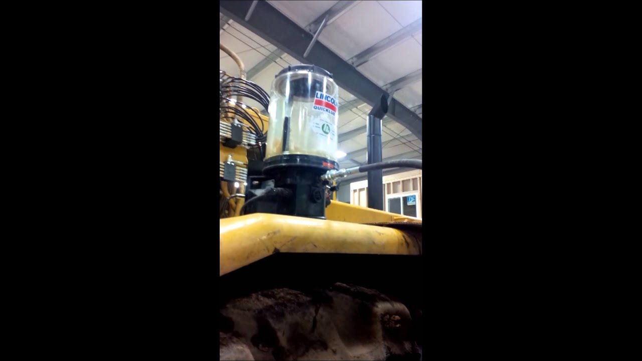 Lincoln Quicklub filling with grease - YouTube