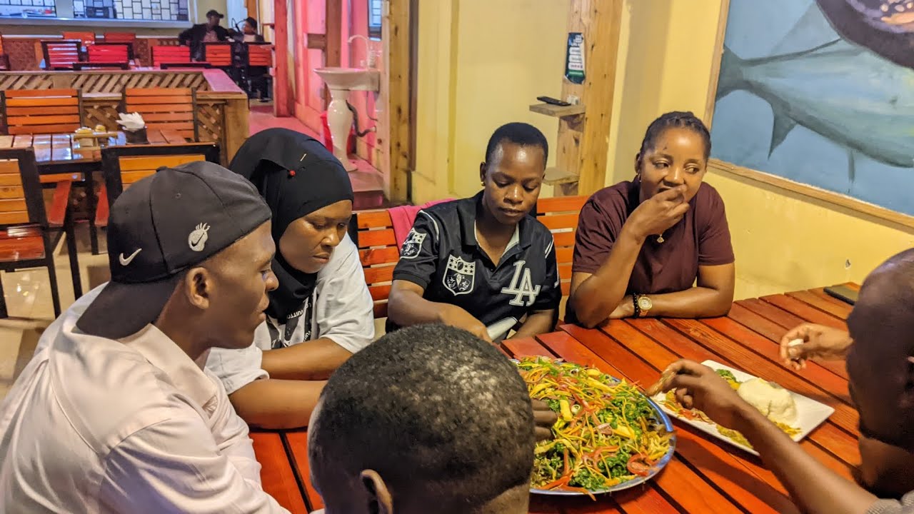 NAMNA YA KULA KISINIA 🙄🙄🙄(HOW TO EAT KISINIA) - YouTube