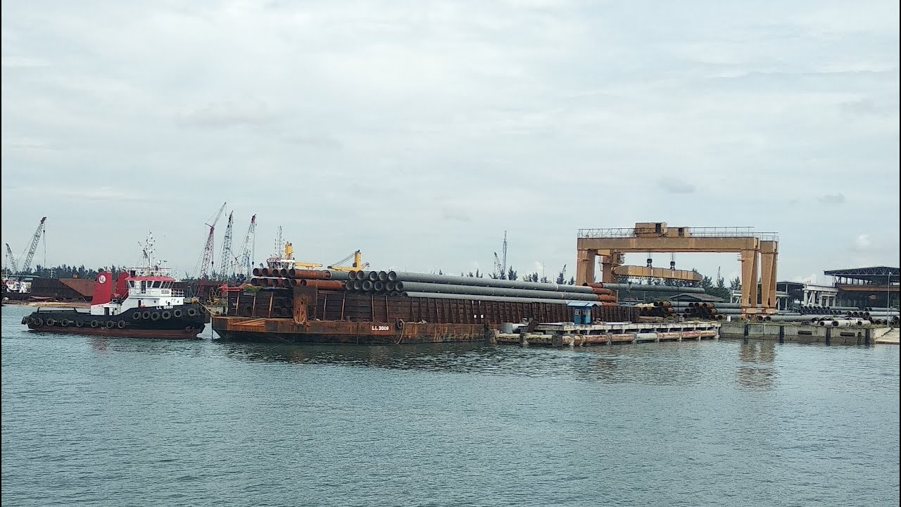 Memuat Tiang Pancang Dermaga di Jetty PT. CCCII - YouTube