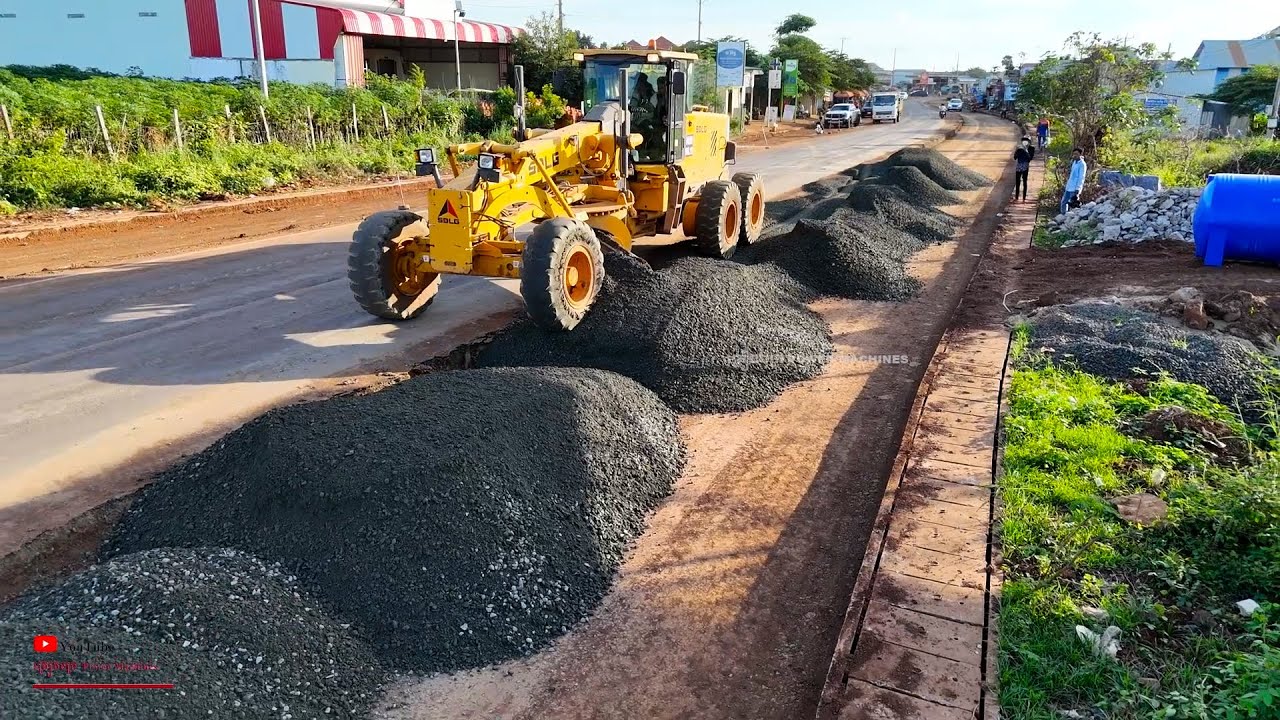 Good Technique operator Stretching Road Of Clutter Spreading Gravel Use ...