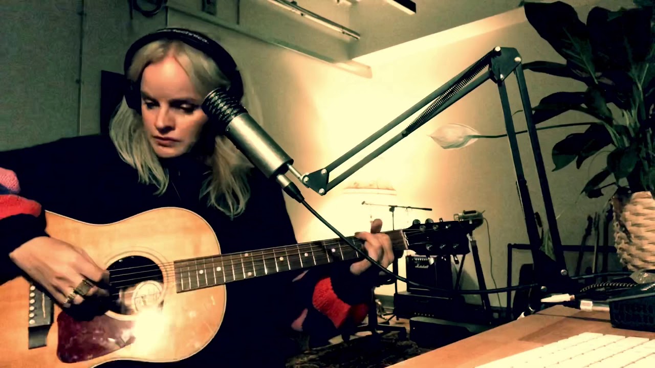 Lesley Pike - Song For A Winter's Night - YouTube