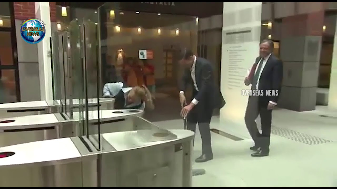 Neatherland PM Mark Rutte Clean up Floor After Spilling Coffee ...