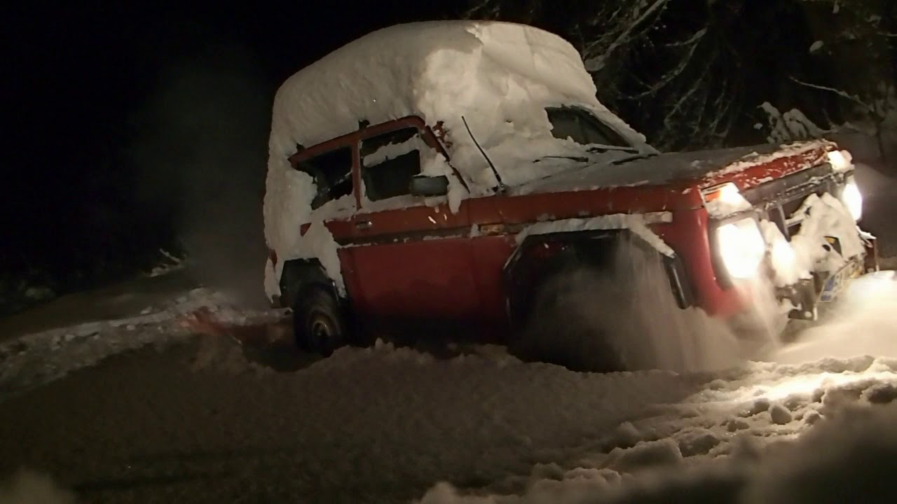 Getting Lada Niva out of the snow - YouTube