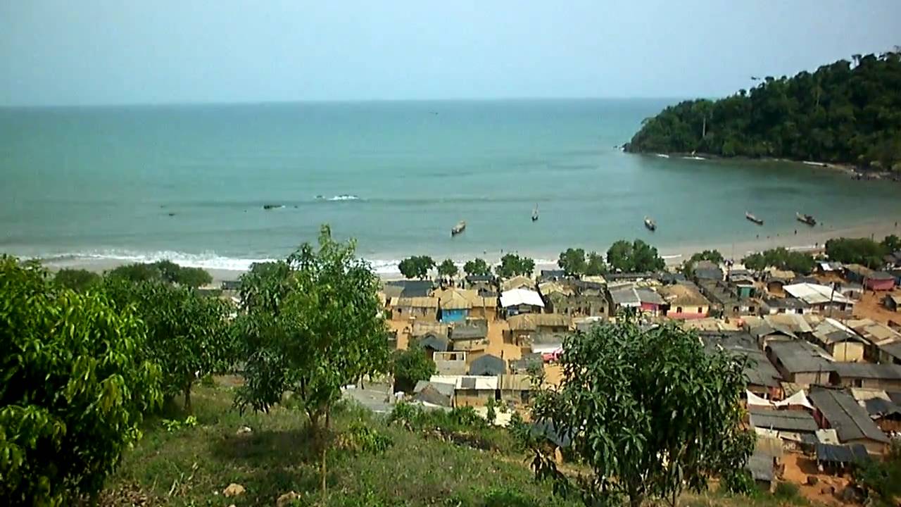 Butre (Ghana): Fort Batenstein, the village, the bay - YouTube