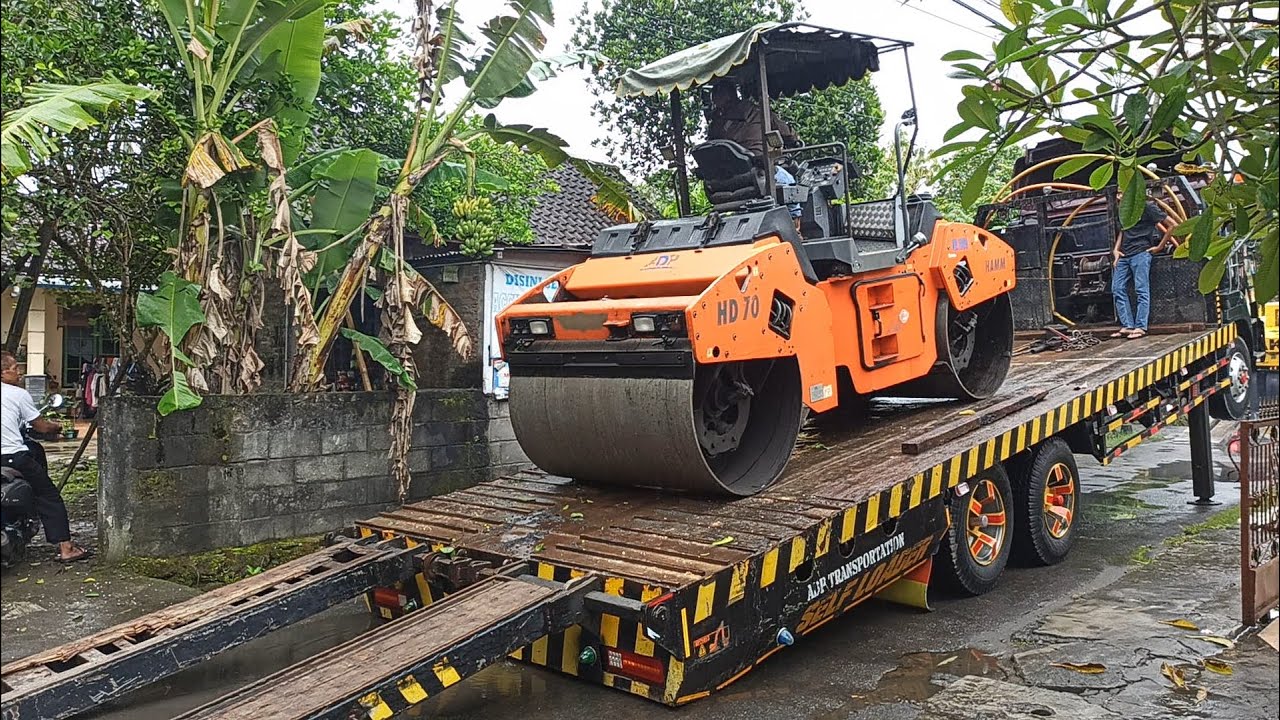 Menurunkan Alat Berat Dari Truk Jenis Trailer.. - YouTube