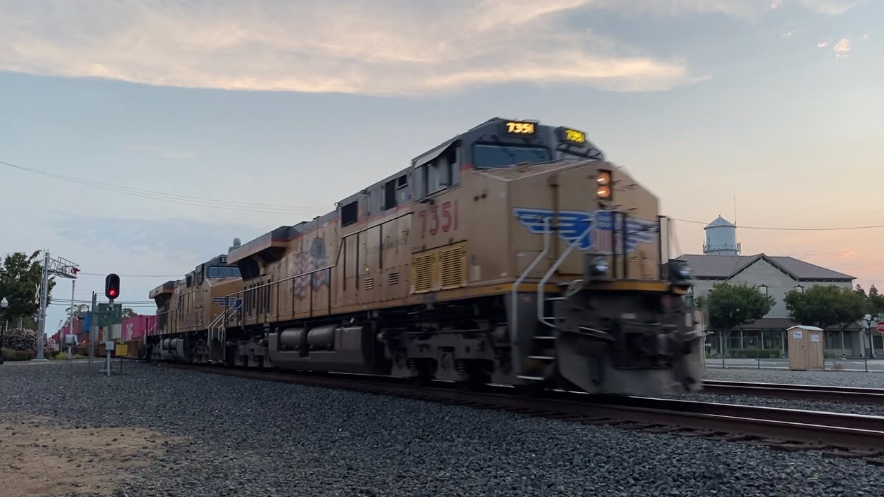 Union Pacific 7351 intermodal train - YouTube