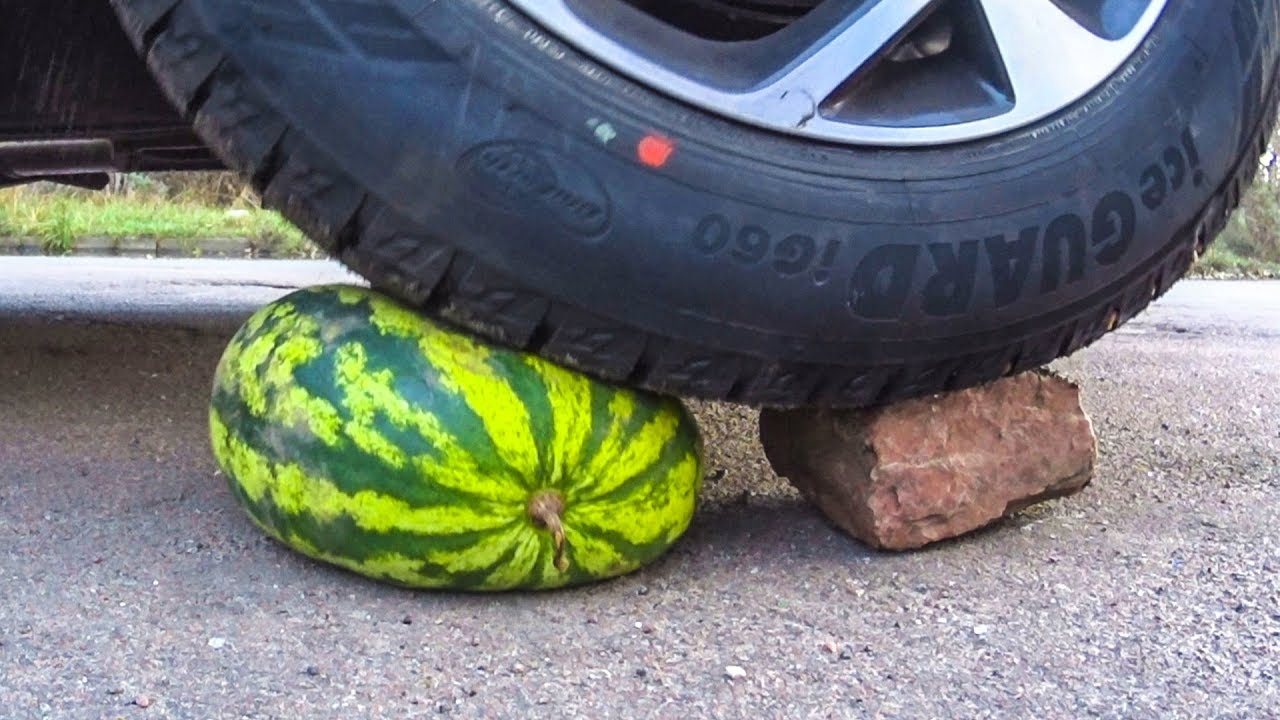 Experiment ! Car vs watermelon Car vs toys ! Aplastando una Sandia ...