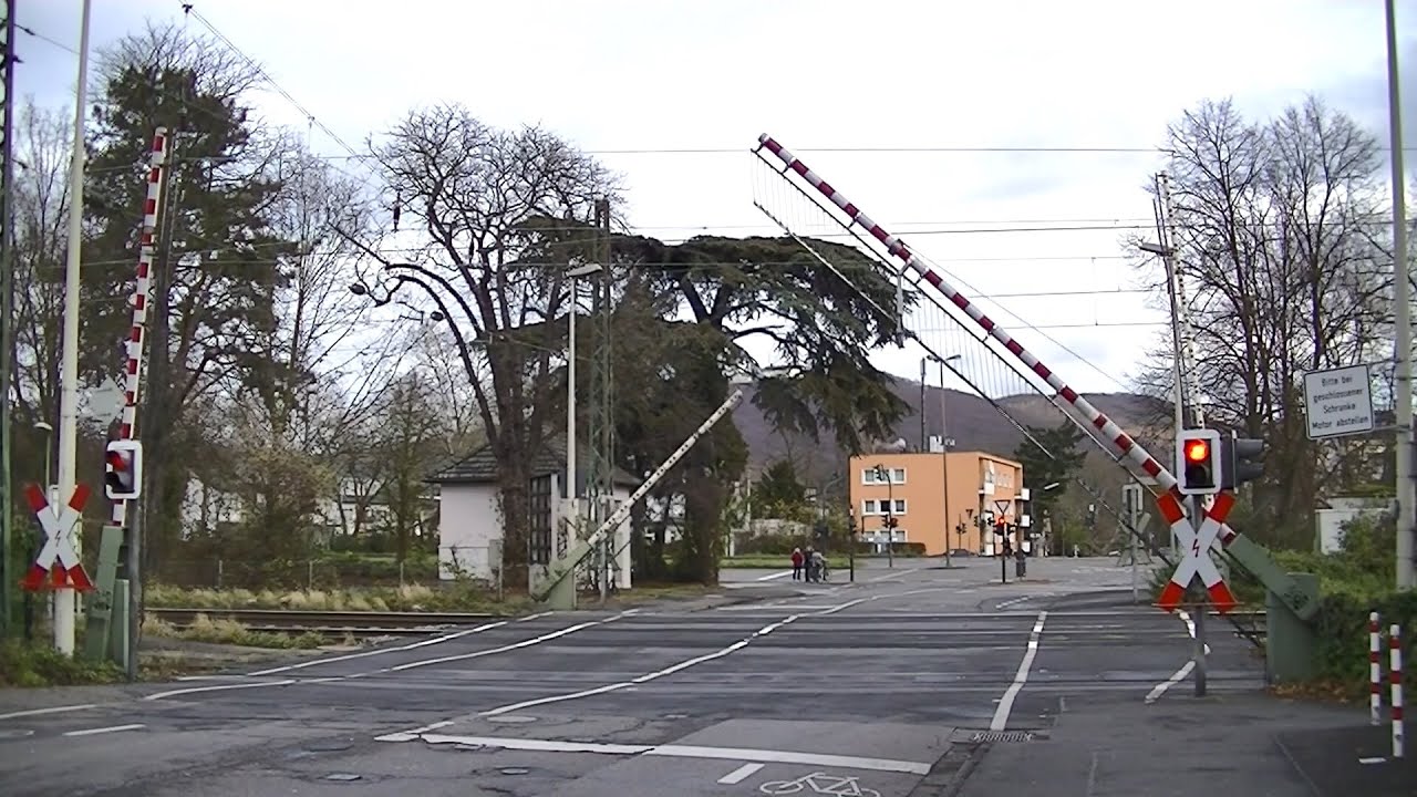 Spoorwegovergang Bonn-Mehlem (D) // Railroad crossing // Bahnübergang ...