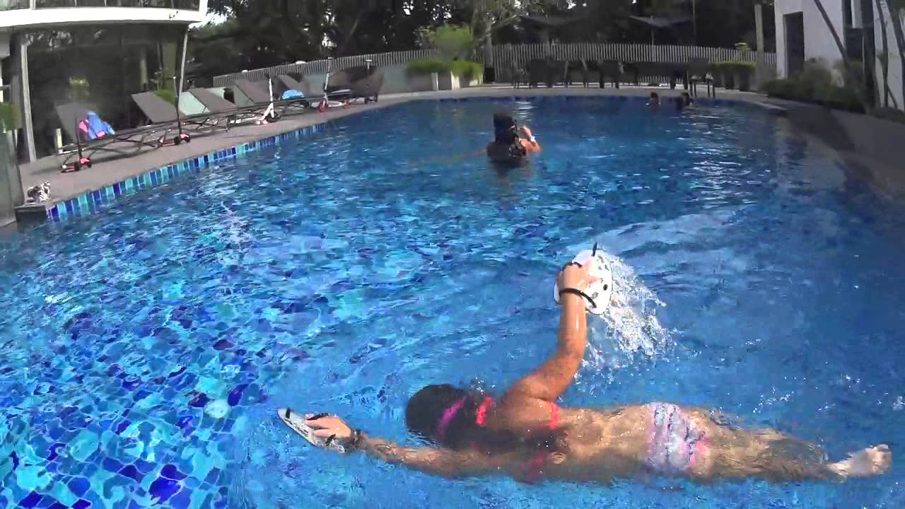 AMAZING little girl can Swim Freestyle at 4 Years old! - YouTube