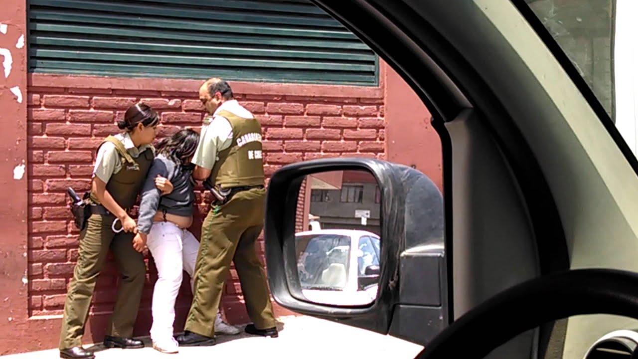 Mujer detenida gritando descontroladamente. - YouTube