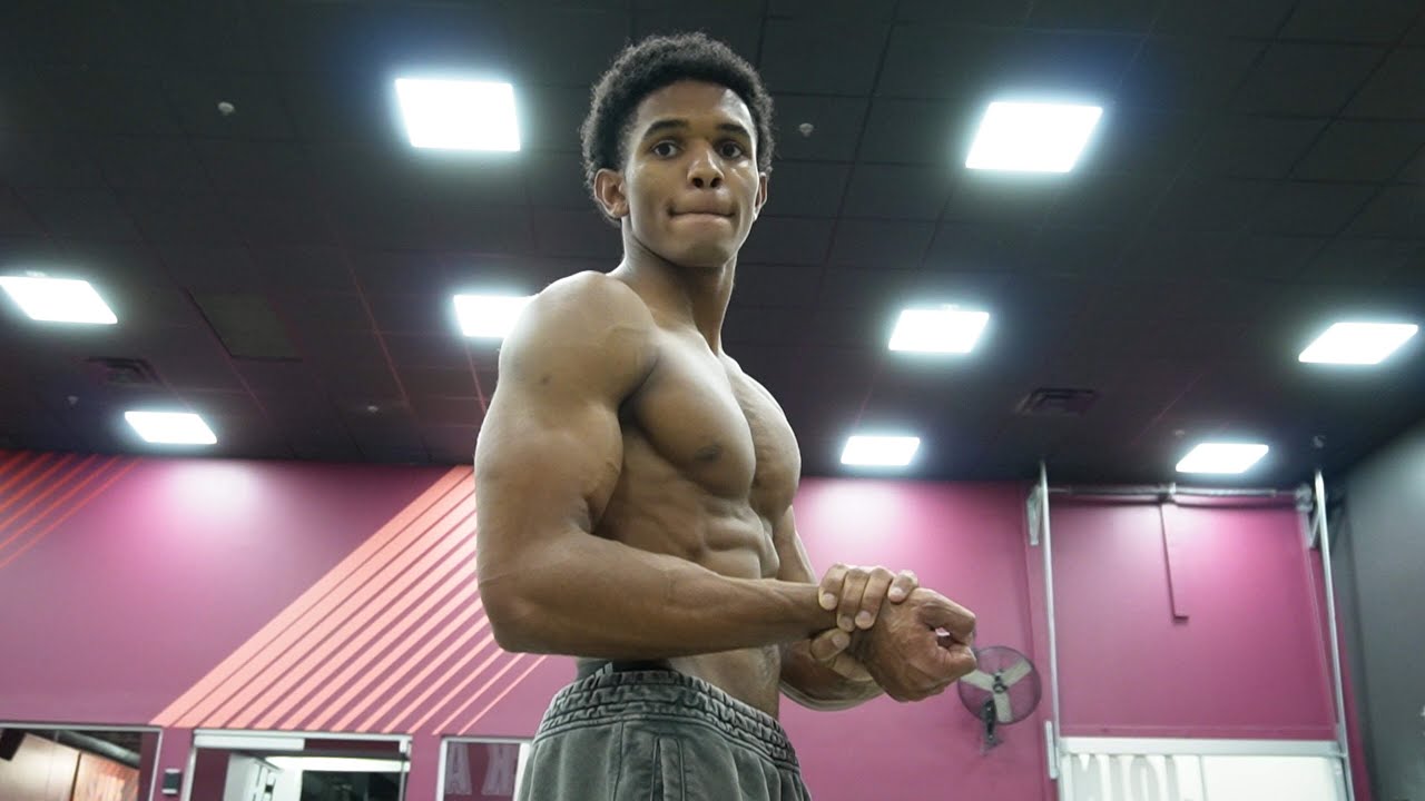 18 YEAR OLD WITH INSANE GENETICS | CHEST DAY - YouTube