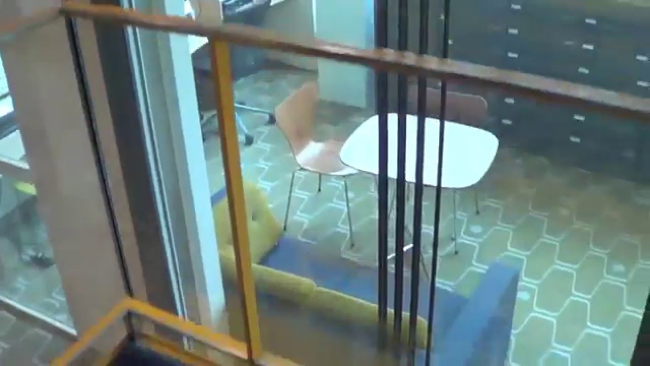 The singing elevator/lift (backward version). - YouTube