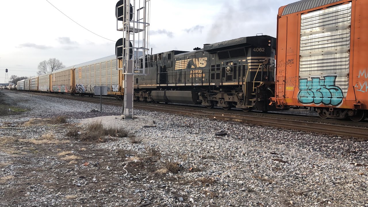 1 hour of Decatur Illinois Trains filming at wabic Diamond (And DPU ...
