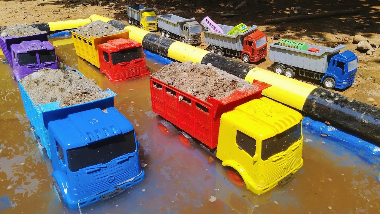 TRUK TRONTON BONGKAR PASIR MENEMUKAN BANYAK MAINAN, MOBIL DEREK,MOBIL ...