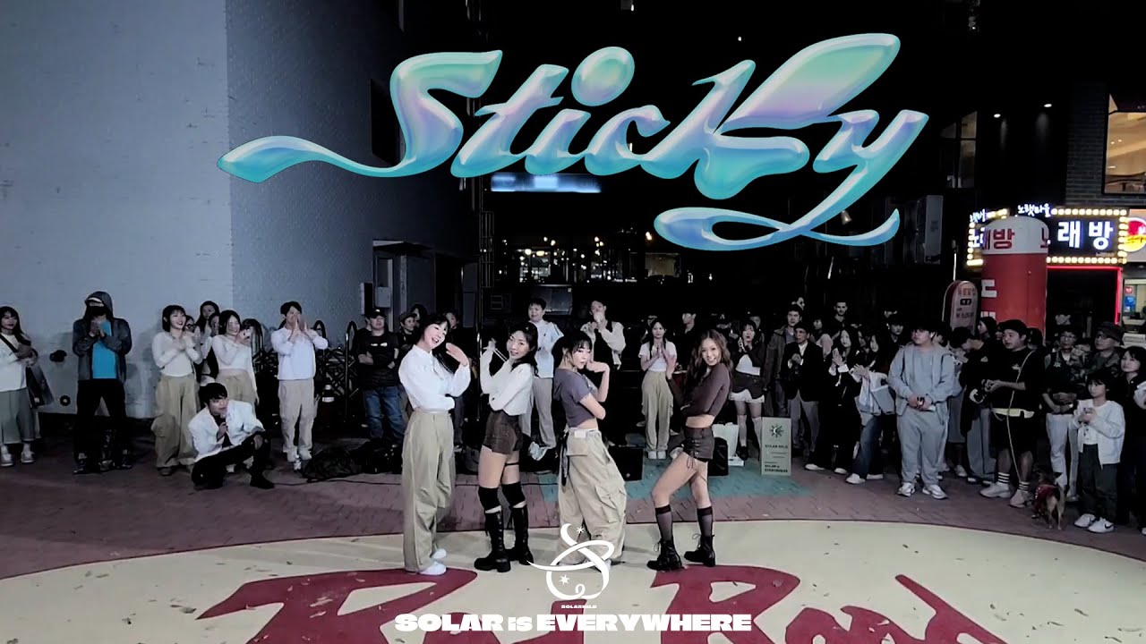 [KPOP IN PUBLIC] 'KISS OF LIFE (키스오브라이프) - Sticky' @홍대레드로드 - YouTube