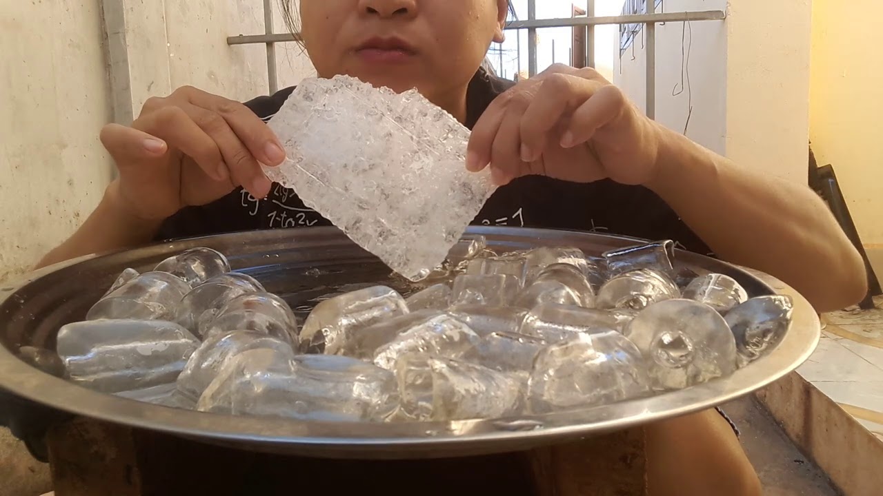Today I eat ice outside. Come out and eat outside 😚😙 27/11/2020 - YouTube