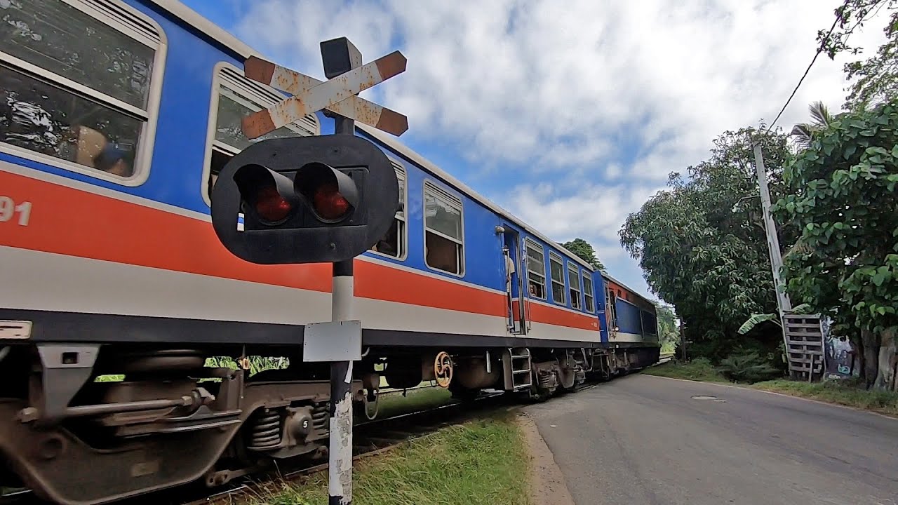 Kandy Intercity Down with Luxury Class S14 DMU Level Crossing near ...