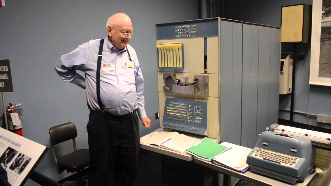 Peter Sampson plays Bach on the PDP 1 - YouTube