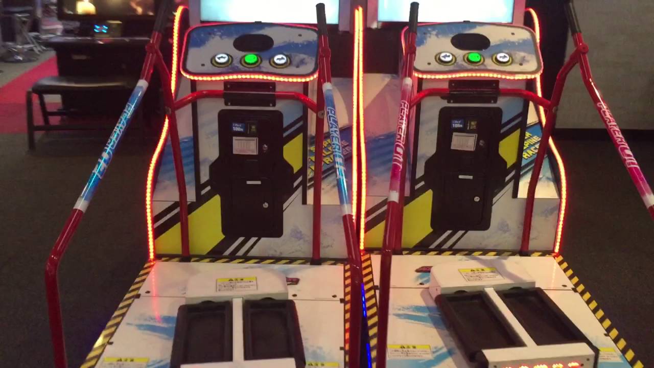 Walking Around a Japanese Arcade - YouTube