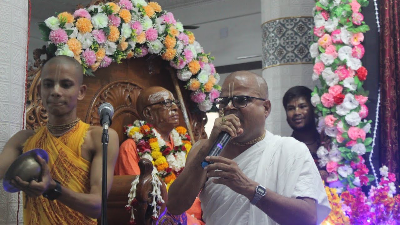 Srila Prabhupada's Maha Arati & Kirtan #live - YouTube