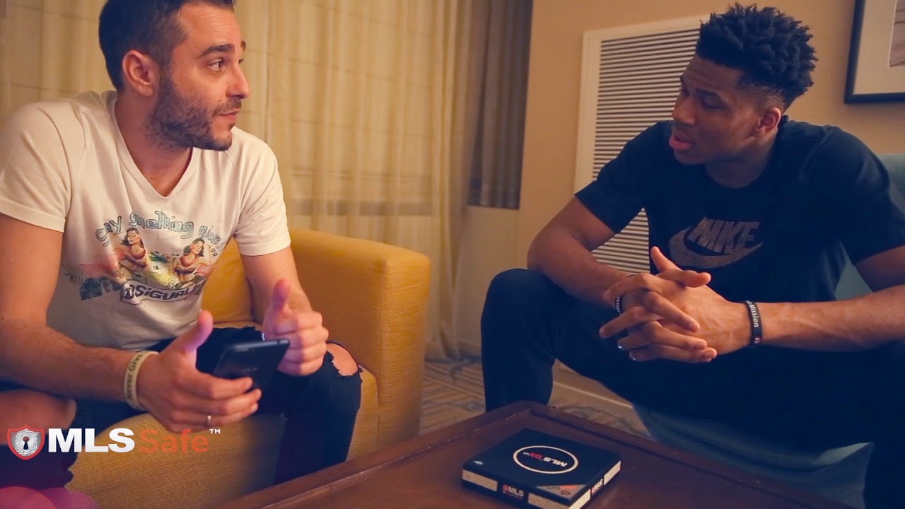 Ο Γιάννης Αντετοκούνμπο εντυπωσιάζεται από το MLS Smartphone - YouTube