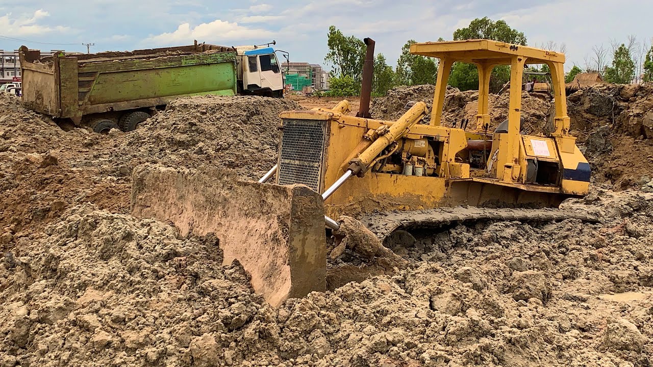 Wow Unbelievable Bulldozer Komatsu Overload Dump Truck Stuck In Mud 10h ...