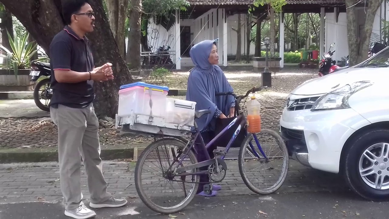Nenek Lansia Ini Jualan Jalangkote Pakai Sepeda Dayung Keliling Barru ...