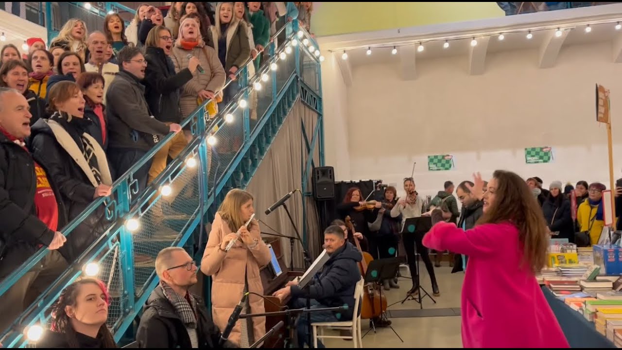Flash mob Zboru Spievanie nás baví pod vedením Anny Re - pieseň Adiemus ...