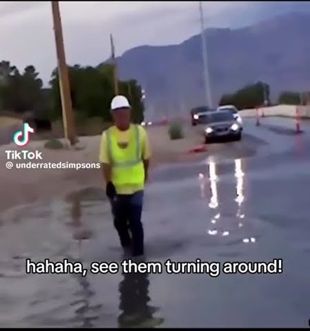 Worker makes traffic think puddle is deep - YouTube