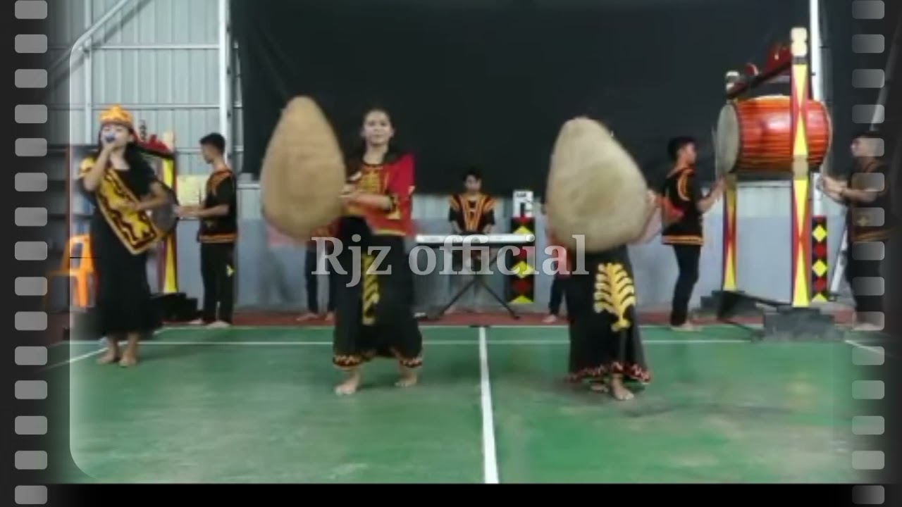 Tari Menampi Beras - Nias - YouTube