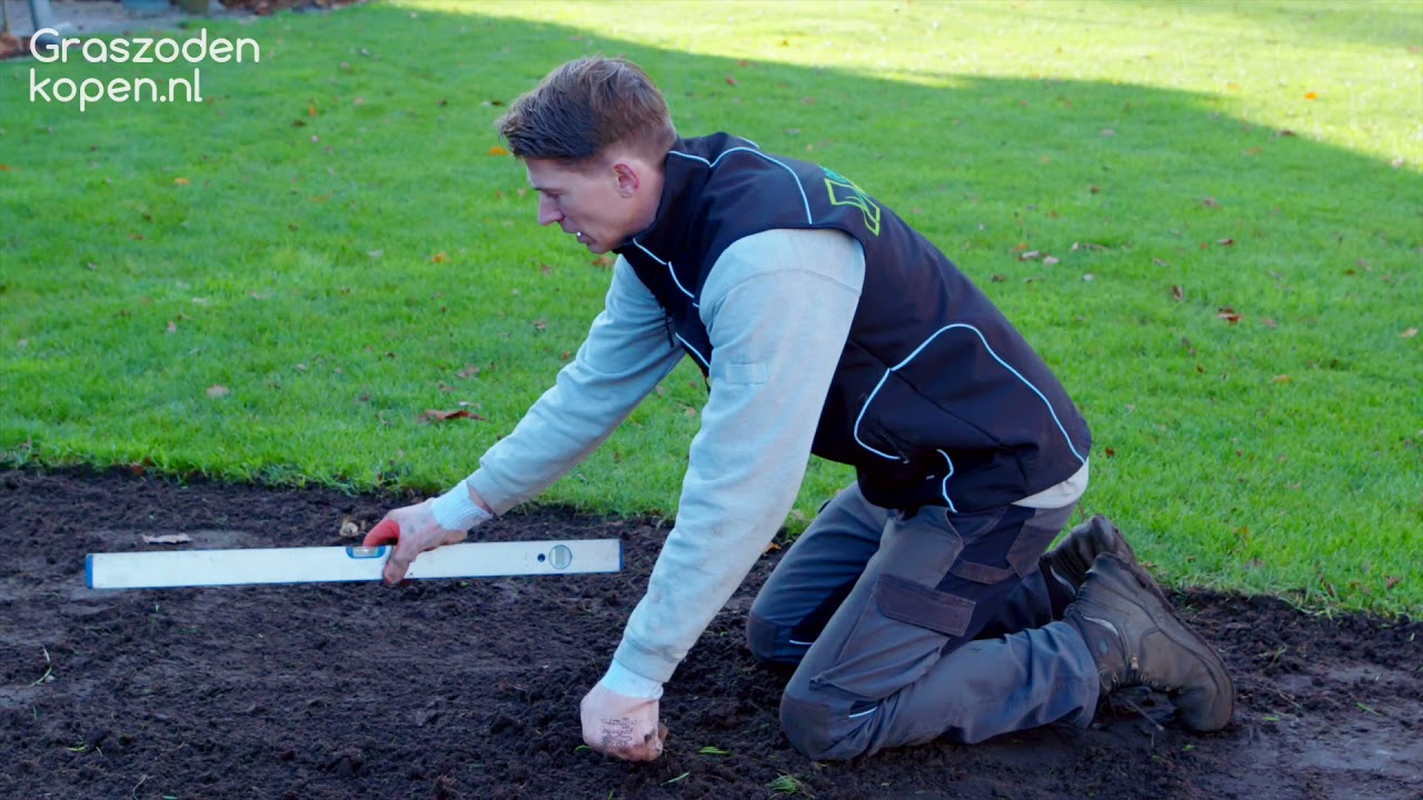 Grond egaliseren voor het leggen van een nieuw gazon - YouTube