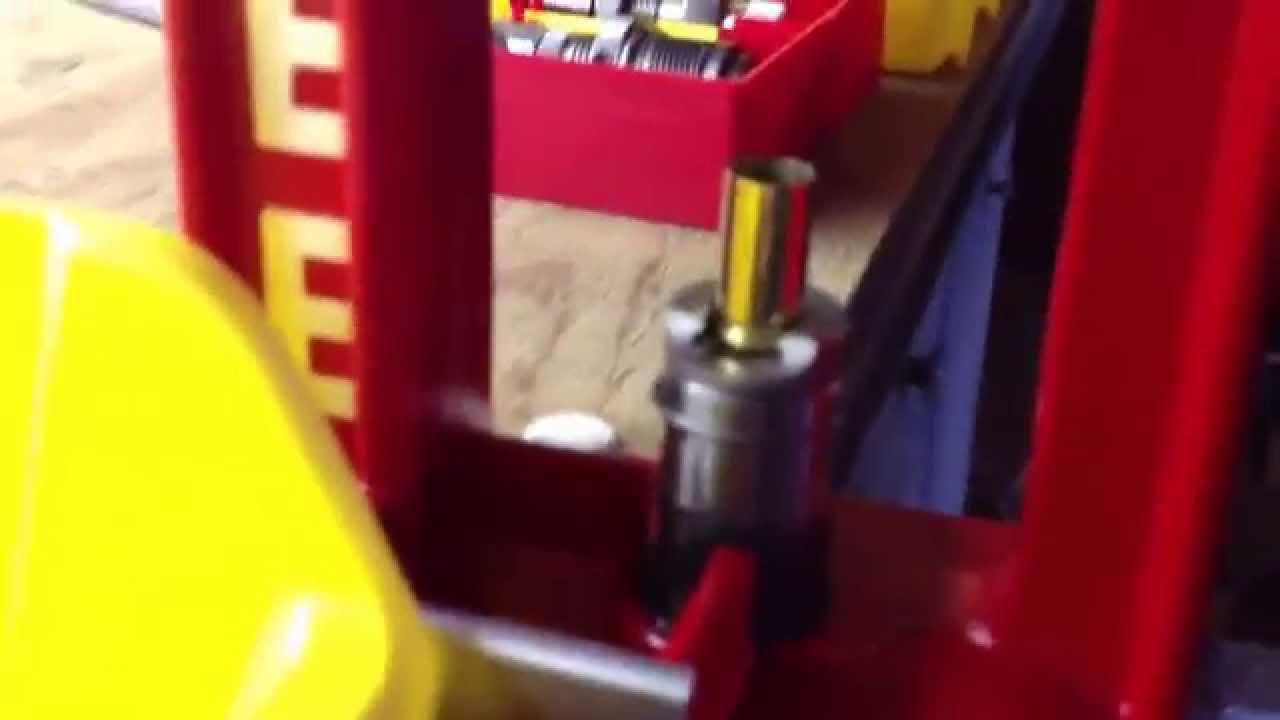 De-priming and Priming 9mm Brass on Lee Single Stage Press - YouTube
