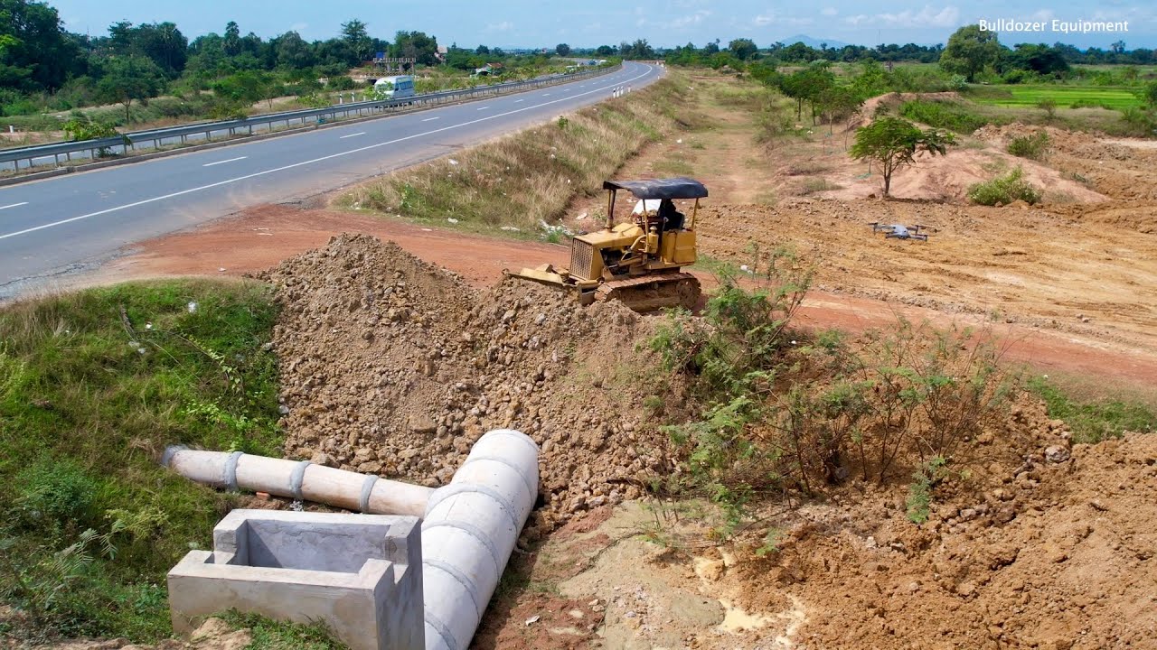 The Best five ton Truck stopped On ASEAN Road to fill with soil ciear ...