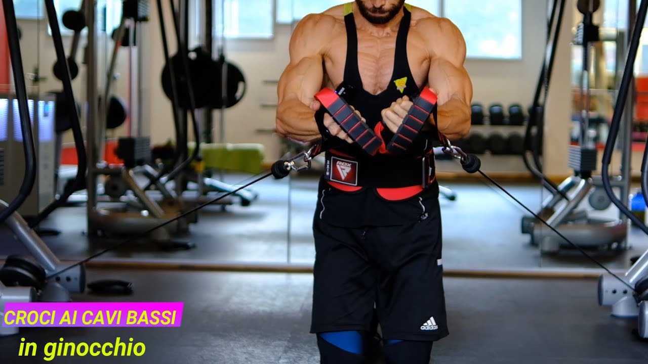 croci ai cavi bassi kneeling chest fly (in ginocchio) - YouTube