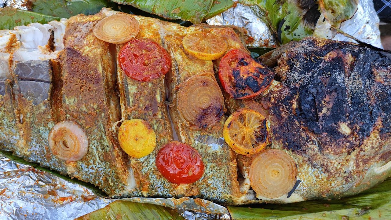 Big Size Baked trevally fish recipe | கடற்கரை மணலில் புதைத்து சுட்ட ...